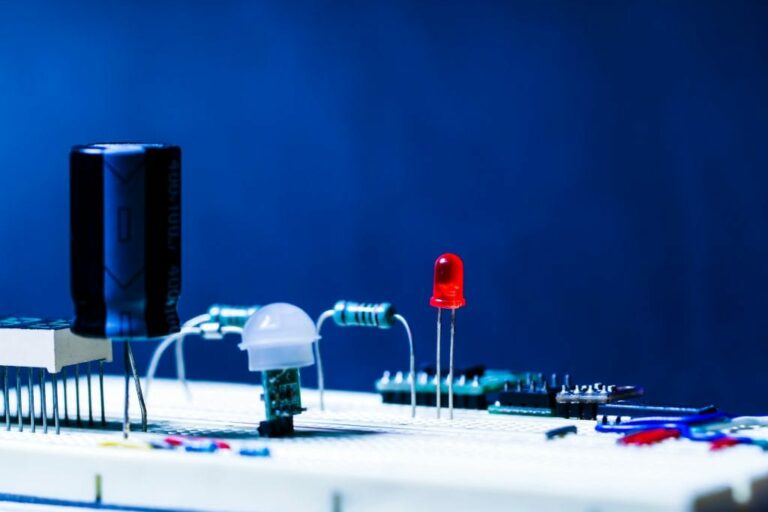 How to Use a Breadboard - Thimble.io Online STEM Classes